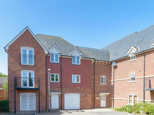 Laverstock, Salisbury, Wiltshire 2 bed flat to rent £1,000 pcm £231 pw