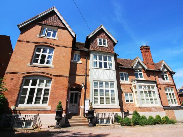 Laverton Court, Leamington Spa CV32, 2 bed flat to rent, £1,200 pcm | PrimeLocation