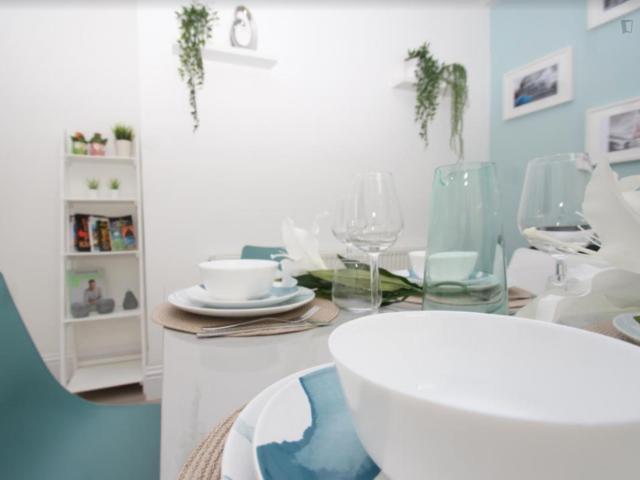 Lavish double ensuite bedroom in a student flat, near the White City tube Has a Room