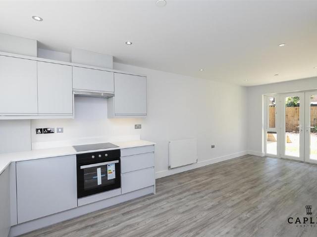 Lawton Green, Loughton 2 bed apartment to rent £2,100 pcm £485 pw