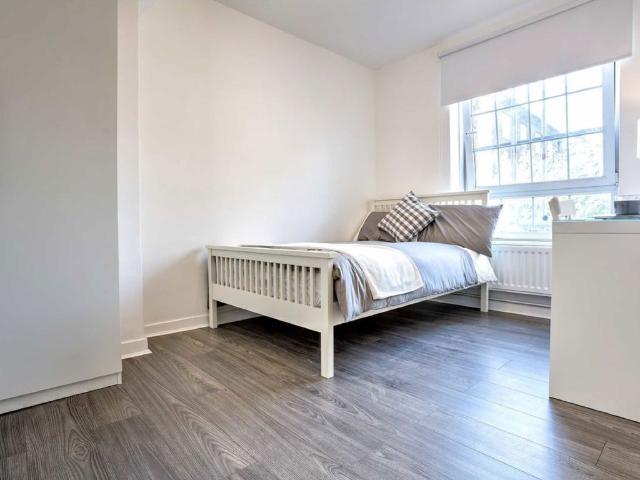 Law Street, London SE1, 3 bed flat to rent, £2,600 pcm | PrimeLocation