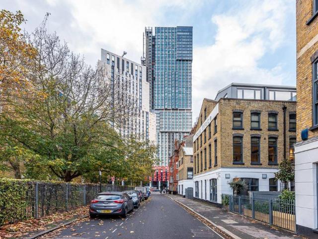 Lawn Lane, Vauxhall, London, SW8 1 bed flat to rent £4,000 pcm £923 pw