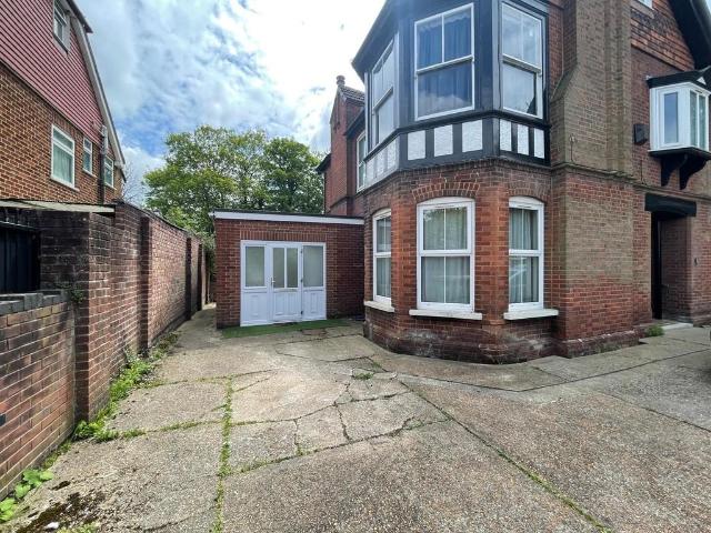 Lawn Road, Southampton 1 bed ground floor flat to rent £1,050 pcm £242 pw