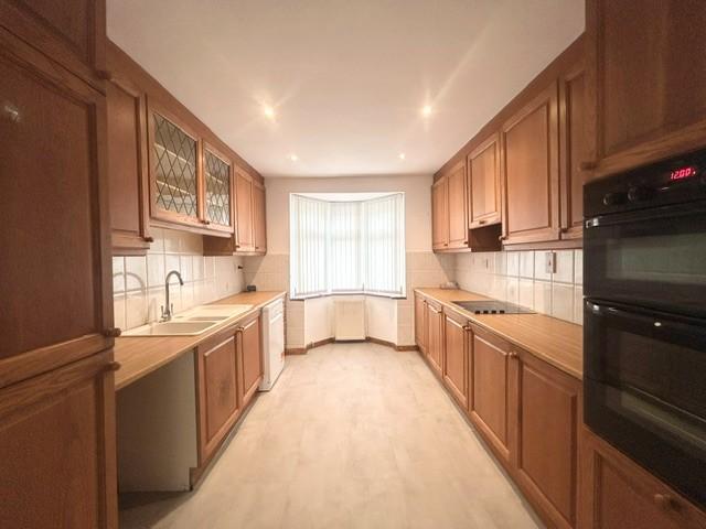 Lawns Way, Romford, RM5 3 bed bungalow to rent £2,250 pcm £519 pw
