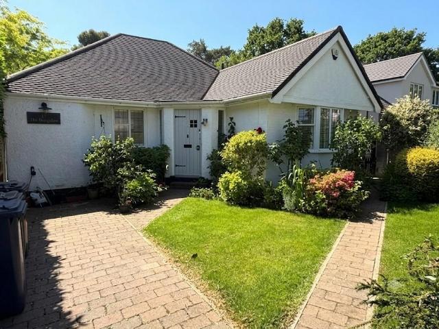 Lawrence Avenue, Mill Hill, NW7 2 bed detached bungalow to rent £2,950 pcm £681 pw