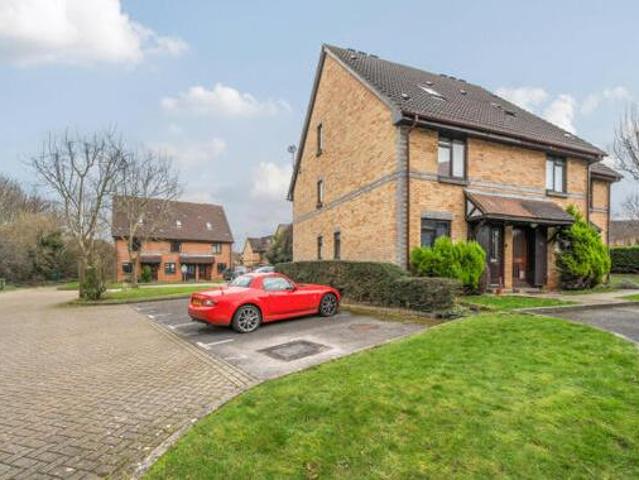 Lawrence Close, Guildford, 2 Bedroom Maisonette