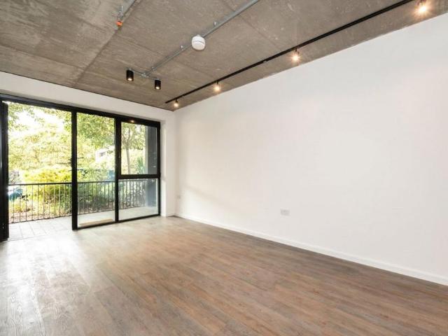 Lawrence Road, London N15 2 bed flat to rent £2,300 pcm £531 pw
