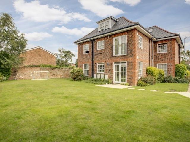 Layters Green Lane, Chalfont St Peter. 2 bed penthouse to rent £1,800 pcm £415 pw