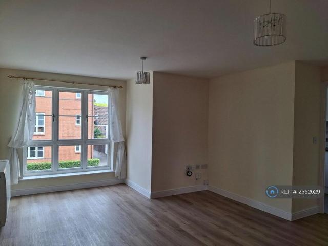 Layton St, Welwyn Garden City, AL7 2 bed flat to rent £1,395 pcm £322 pw