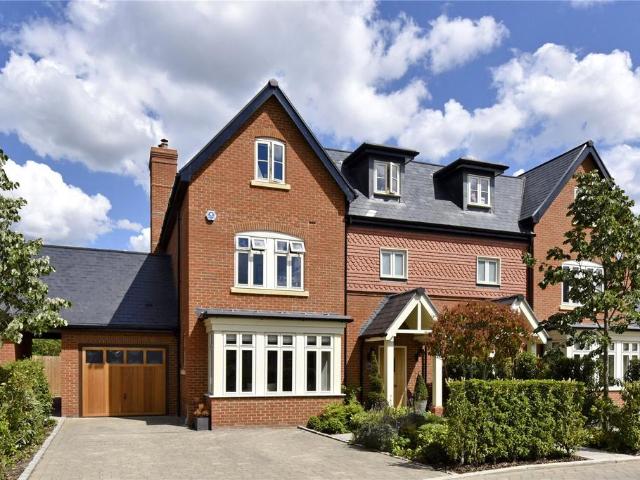 Laychequers Meadow, Taplow. 5 bed semi detached house to rent £5,500 pcm £1,269 pw