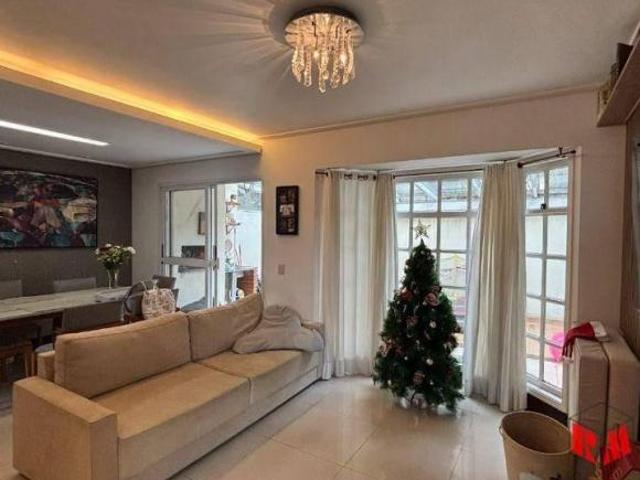 Lazer completo, com quadra de tênis!Casa com 3 quartos e uma suite!