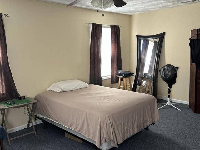 Lg sgl family house 2 story. Quiet