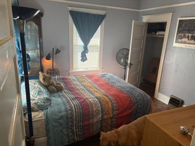 Lg. South hill room, pvt bath, laundry, prkg