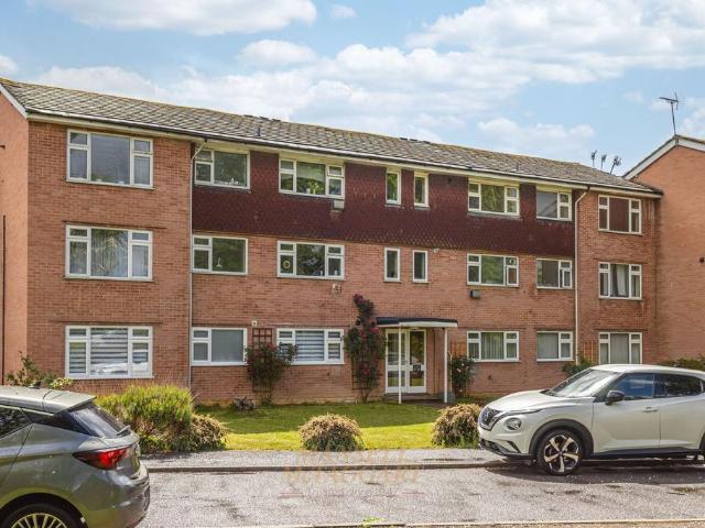 Le May Close, Horley RH6 2 bed flat to rent £1,450 pcm £335 pw