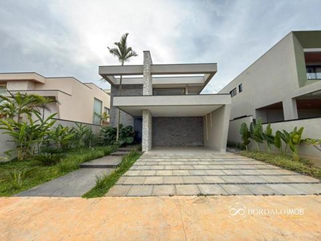 Le Premier Résidence Casa de Andar Sofisticada com 3 Suites distribuida em Elegância e Conforto no