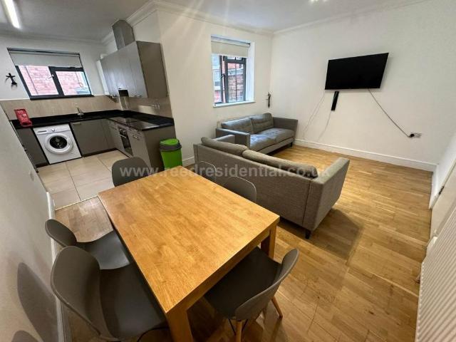 Lenton NG7 6 bed flat to rent £2,738 pcm £632 pw