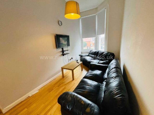 Lenton NG7 6 bed flat to rent £2,738 pcm £632 pw