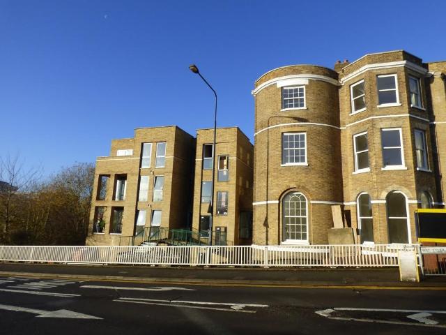 Lenworth House, Ashford Road. 2 bed flat to rent £1,050 pcm £242 pw