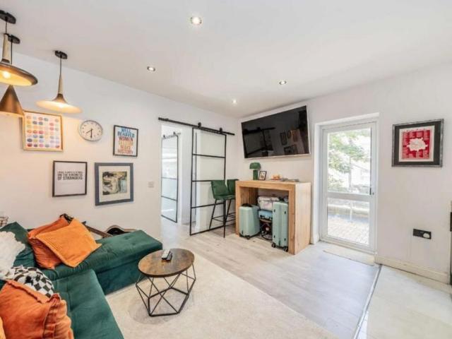 Lena Gardens, London, W6 1 bed flat to rent £2,150 pcm £496 pw