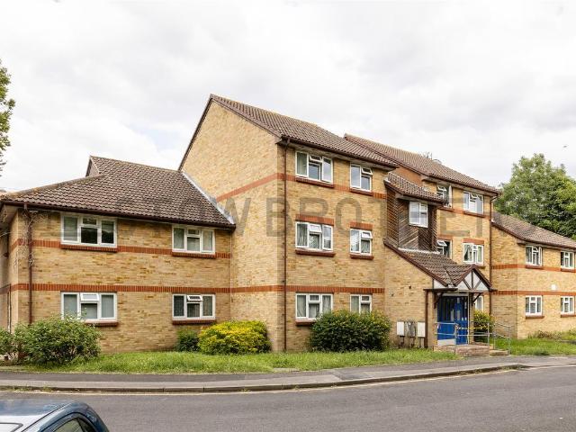Lena Kennedy Close, Highams Park E4, 2 bed flat to rent, £1,850 pcm | PrimeLocation