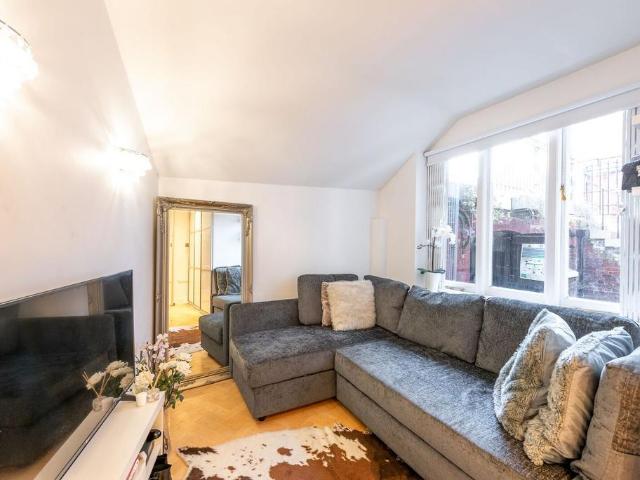 Lennox Gardens, Knightsbridge. Studio to rent £1,603 pcm £370 pw