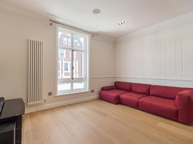 Lennox Gardens, London SW1X 2 bed flat to rent £7,999 pcm £1,846 pw