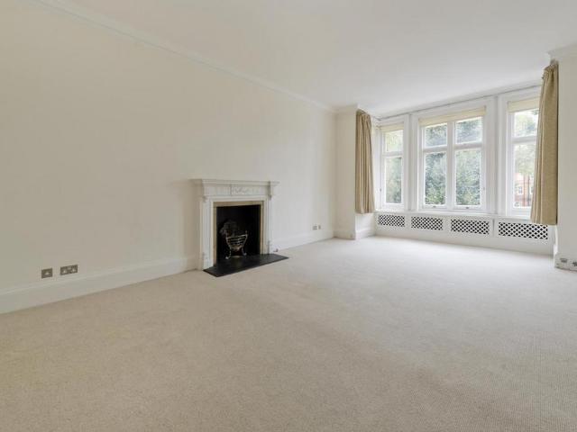Lennox Gardens, London, SW1X 2 bed flat to rent £6,478 pcm £1,495 pw