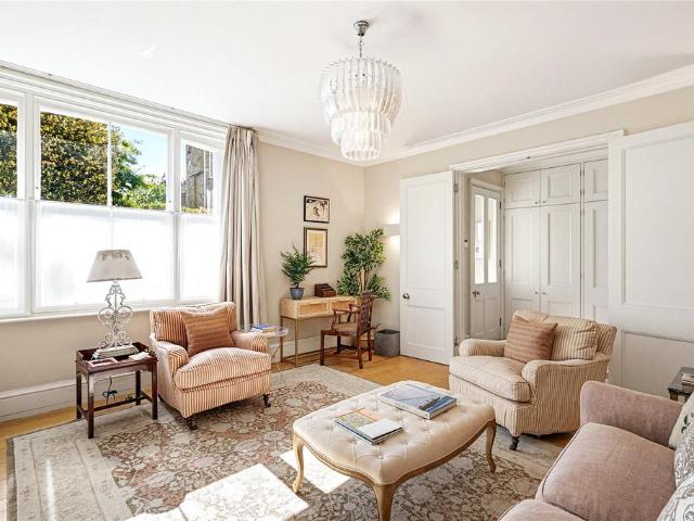 Lennox Gardens Mews, Knightsbridge. 3 bed mews to rent £9,997 pcm £2,307 pw