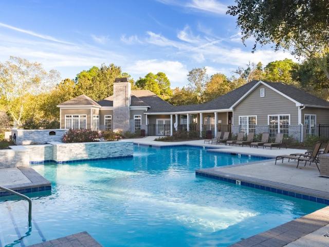 Lenox Gates 2 Bedroom Apartment for Rent at 1500 Hillcrest Rd, Mobile, AL 36695 Overton