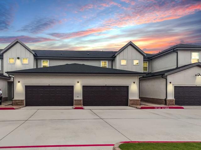Lenox Sienna | Apartments & Townhomes 3 Bedroom Apartment for Rent at 4800 Henry Watts Rd, Missouri City, TX 77459