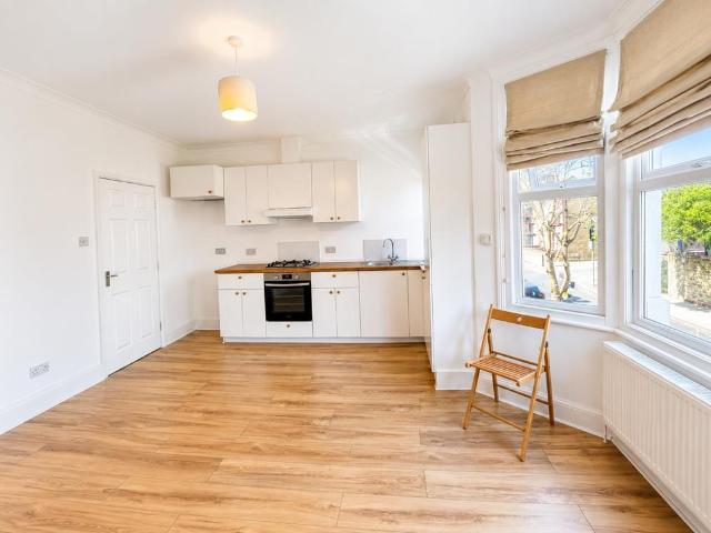 Leopold Road, Harlesden, NW10 2 bed apartment to rent £1,650 pcm £381 pw