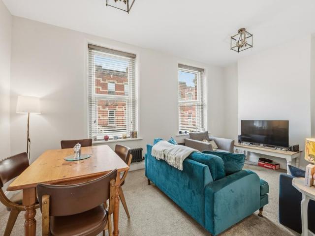 Leopold Road, London SW19 3 bed apartment to rent £3,100 pcm £715 pw