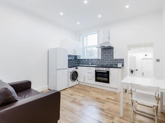 Leopold Road, London SW19 2 bed apartment to rent £2,197 pcm £507 pw