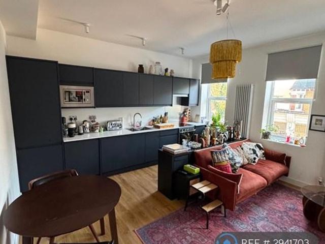 Leopold Road, London, SW19 2 bed flat to rent £2,400 pcm £554 pw