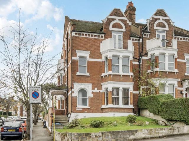 Leopold Road, Wimbledon, London, SW19 2 bed flat to rent £2,800 pcm £646 pw