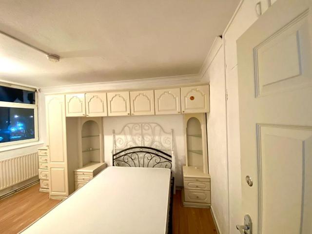Leopold Street, London E3 1 bed in a flat share to rent £1,050 pcm £242 pw
