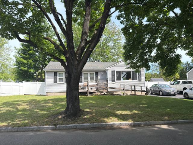 Leatherleaf Cir