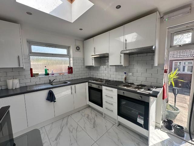 Leaver Gardens, Western Avenue, Greenford UB6, Room to rent, £800 pcm | PrimeLocation