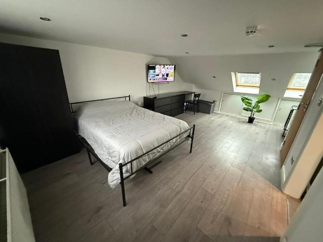 Leaver Gardens, Western Avenue. Studio to rent £1,150 pcm £265 pw