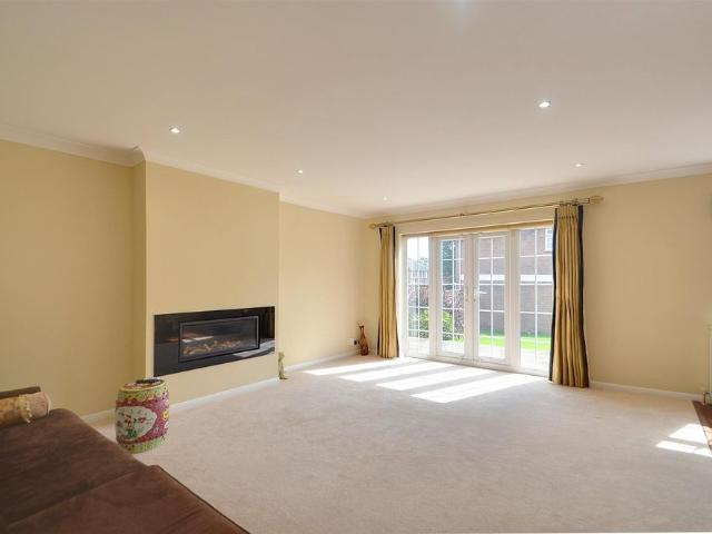 Leavesden Road, Stanmore, HA7