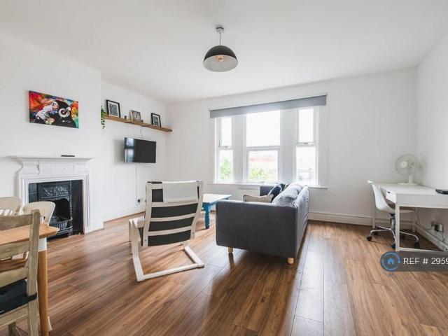 Lea Bridge Road, London, E10 2 bed flat to rent £2,450 pcm £565 pw