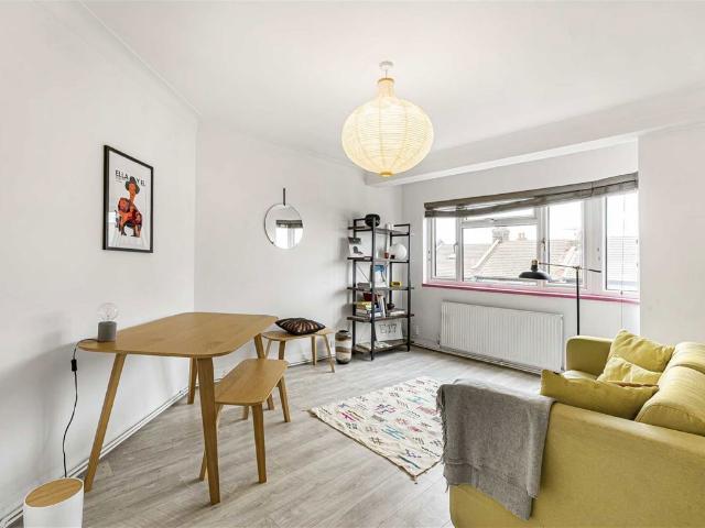 Lea Bridge Road, Leyton E10, 2 bed flat to rent, £1,850 pcm | PrimeLocation