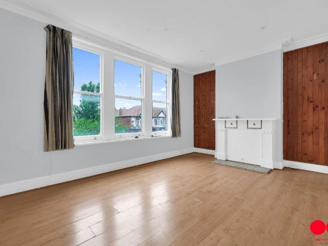 Lea Bridge Road, Leyton E10, 3 bed flat to rent, £2,250 pcm | PrimeLocation