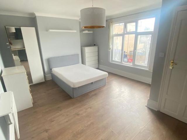 Lea Bridge Road, Leyton E10, Room to rent, £1,000 pcm | PrimeLocation