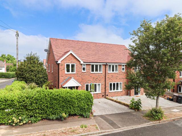 Lea Road, Harpenden, Hertfordshire, AL5 4 bed semi detached house to rent £3,600 pcm £831 pw