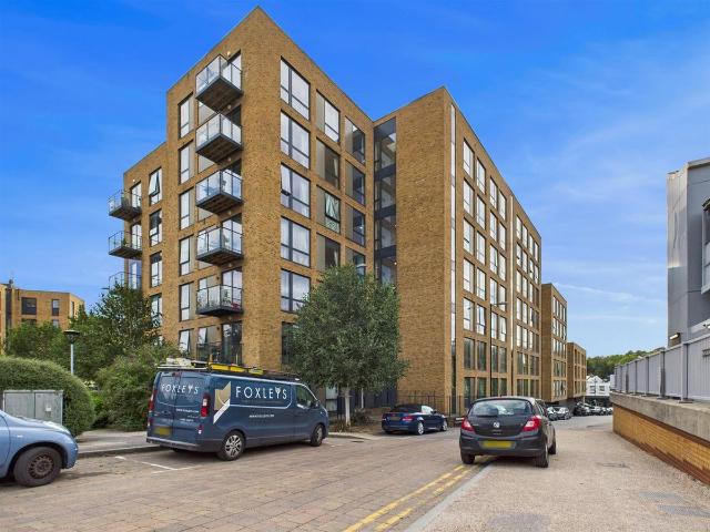 Leaden Hill, Coulsdon CR5, 2 bed flat to rent, £1,600 pcm | PrimeLocation