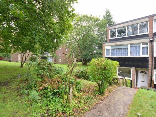 Leaf Close, Northwood 2 bed maisonette to rent £1,700 pcm £392 pw