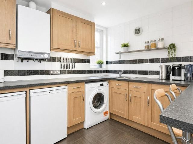 Leaf Close, Northwood, HA6 1 bed flat to rent £1,450 pcm £335 pw