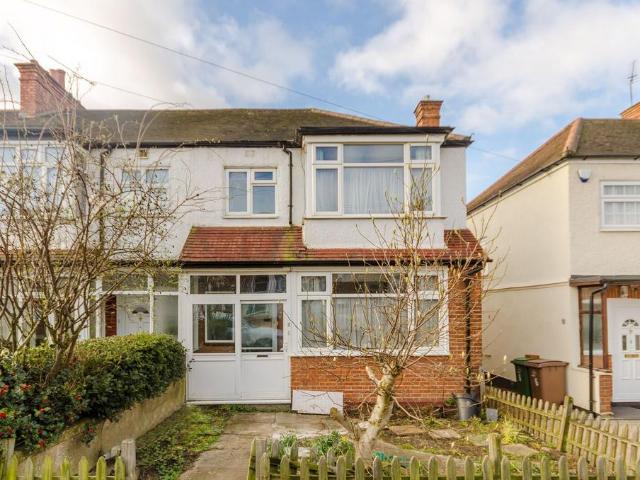 Leafield Road, Sutton Common, Sutton. 3 bed semi detached house to rent £5,000 pcm £1,154 pw