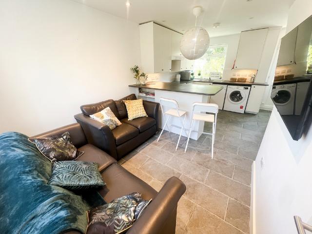 Leahurst Crescent 4 bed bills. 4 bed house to rent £2,463 pcm £568 pw